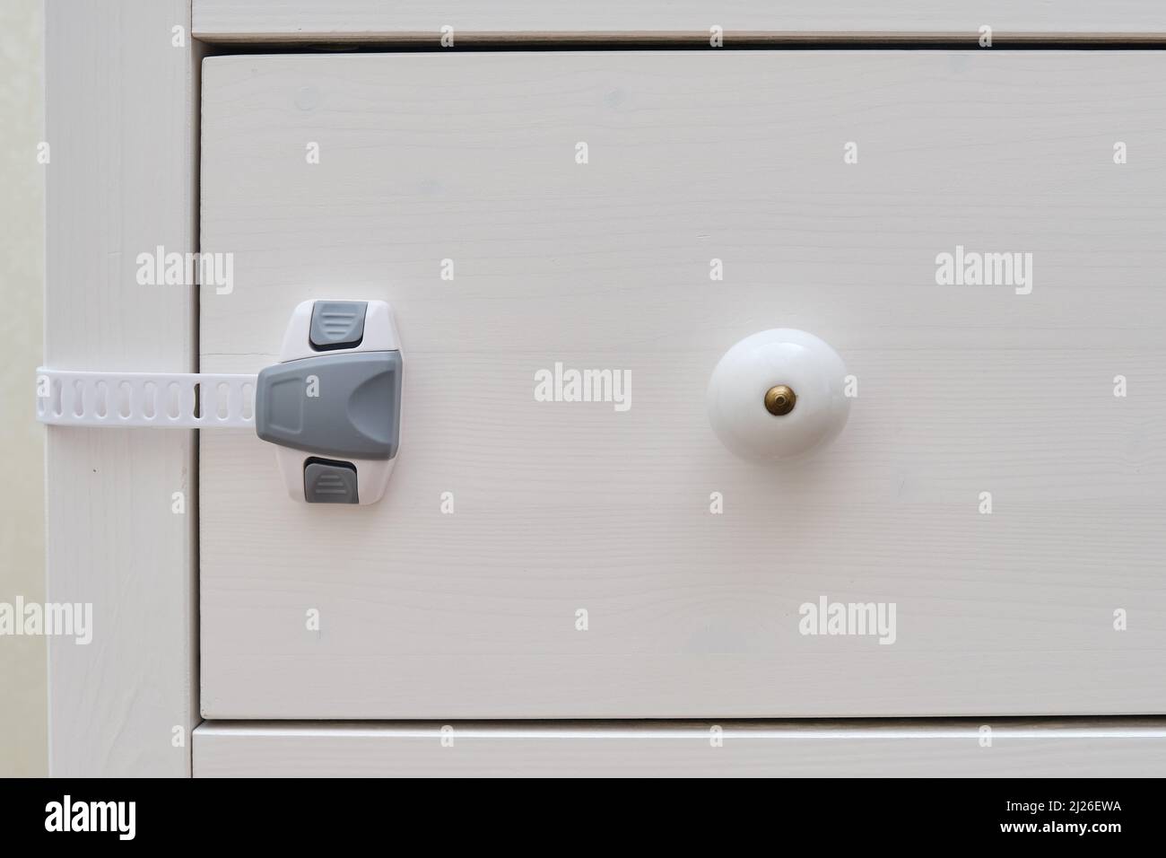 Danger for the baby to pinch the hand of the cabinet door or chest of ...