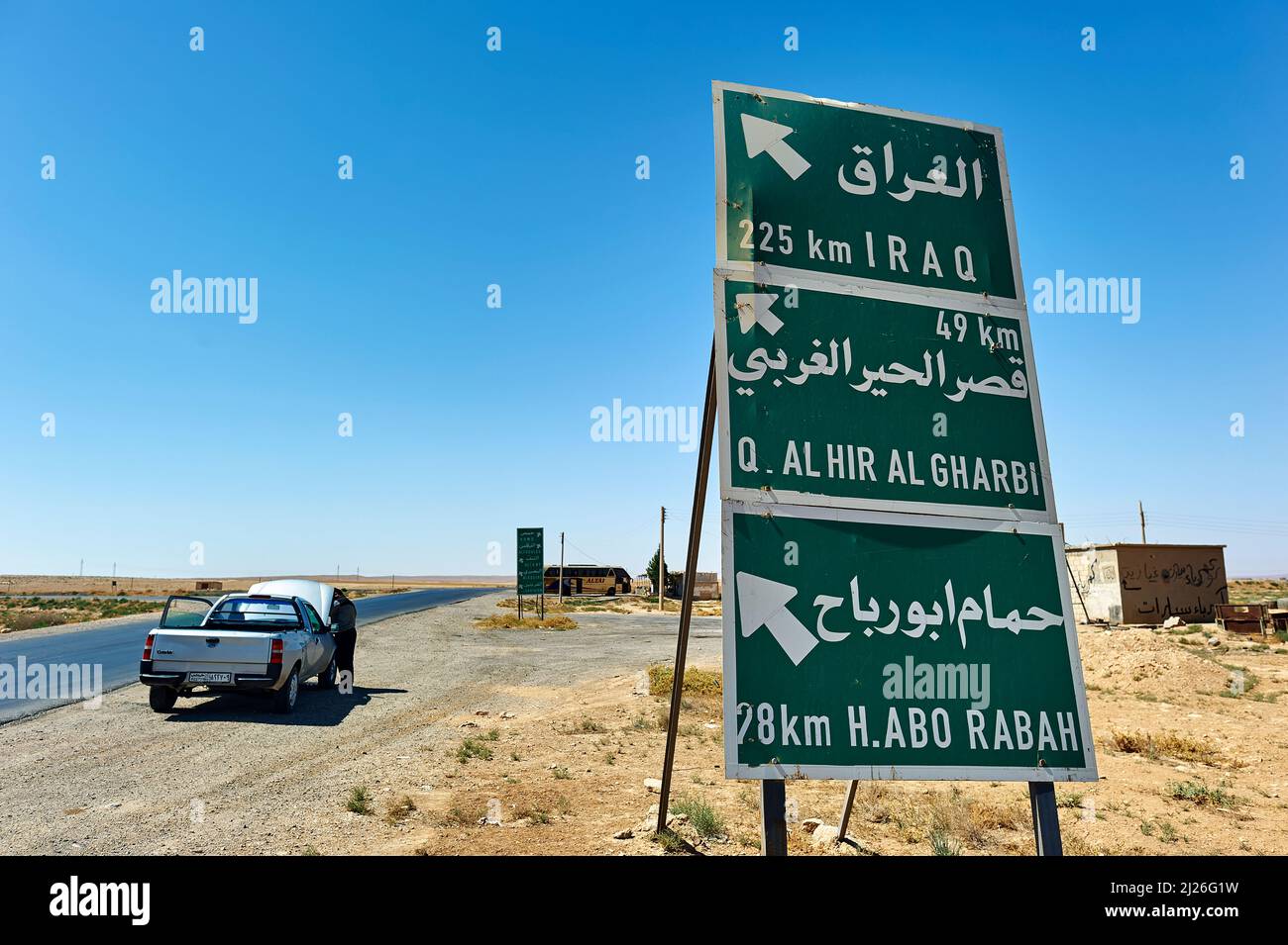 Road sign highway iraq hi-res stock photography and images - Alamy