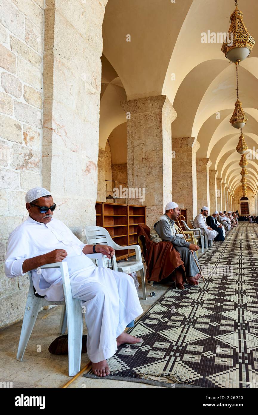 Person praying in chapel hi-res stock photography and images - Alamy