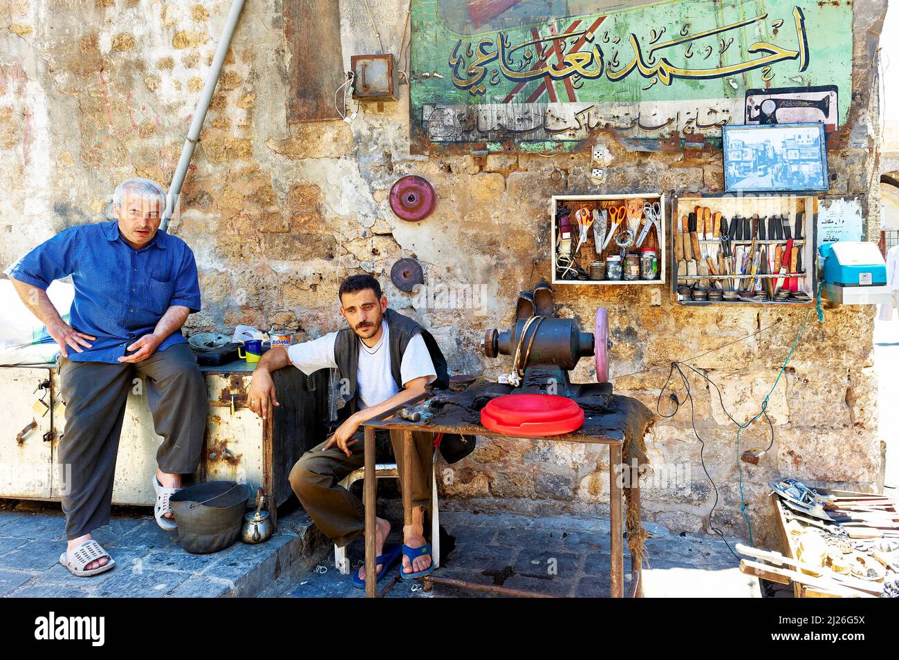 Artisans table hi-res stock photography and images - Alamy