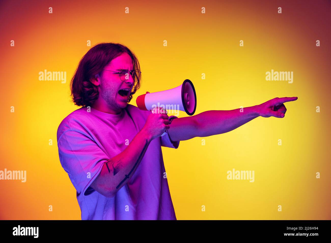 Man shouting at woman street hi-res stock photography and images - Alamy