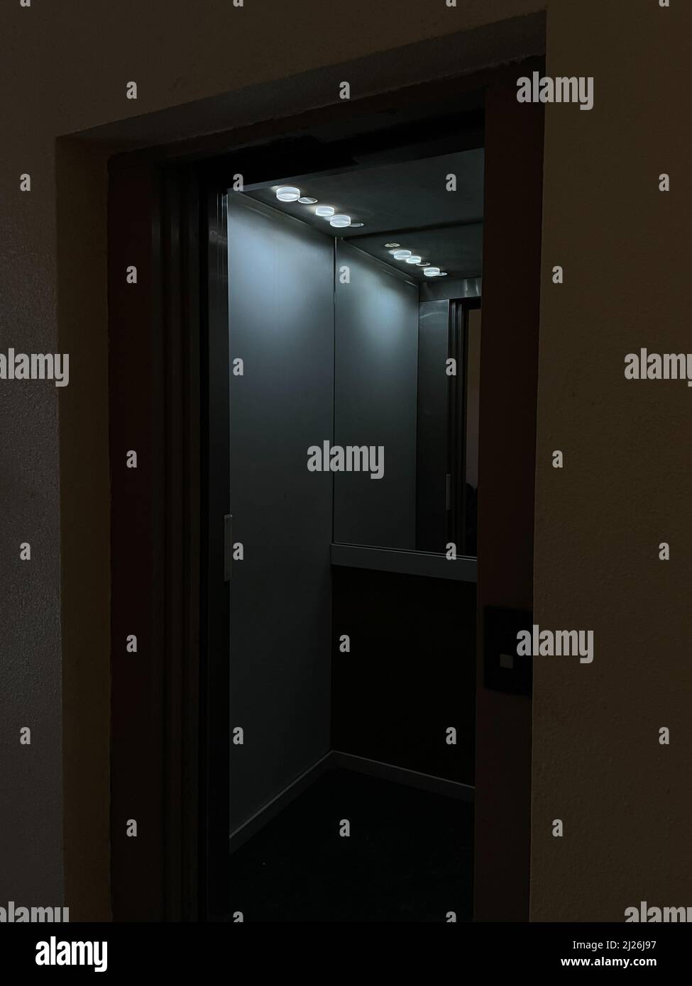 Office elevator door opening hi-res stock photography and images - Alamy