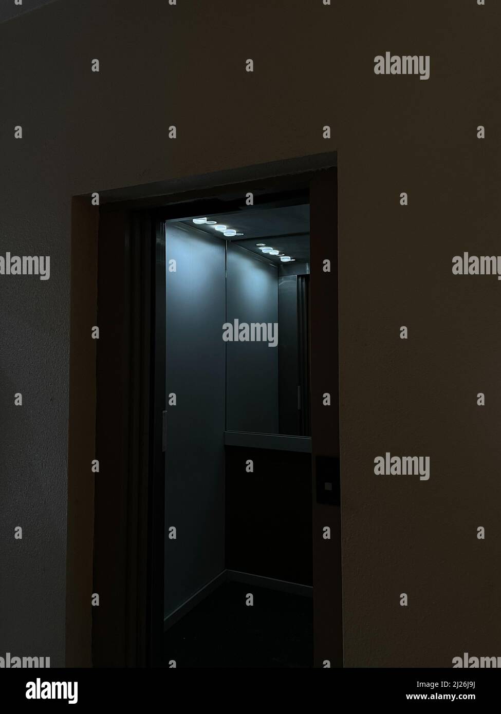 Office elevator door opening hi-res stock photography and images - Alamy