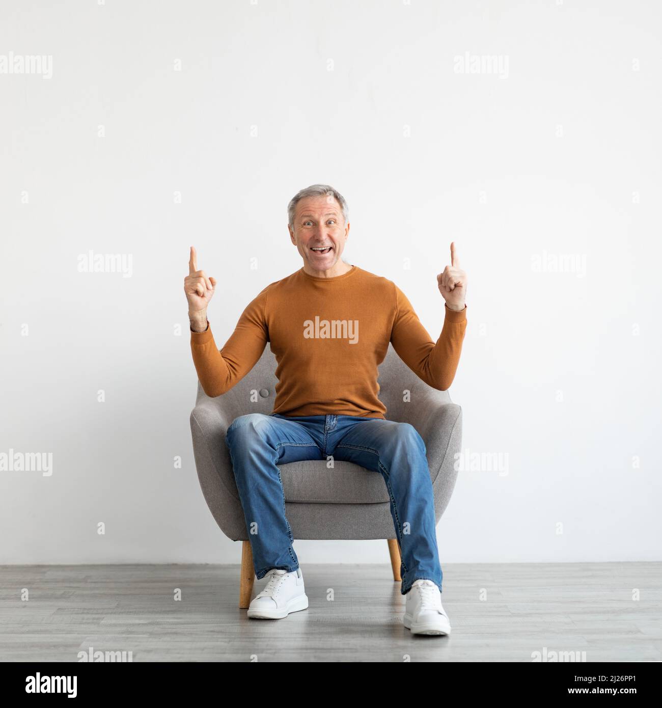Man pointing up hi-res stock photography and images - Alamy