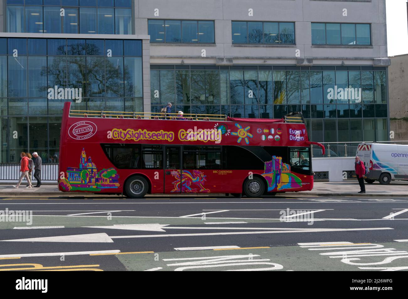 Cardiff tour bus High Resolution Stock Photography and Images - Alamy