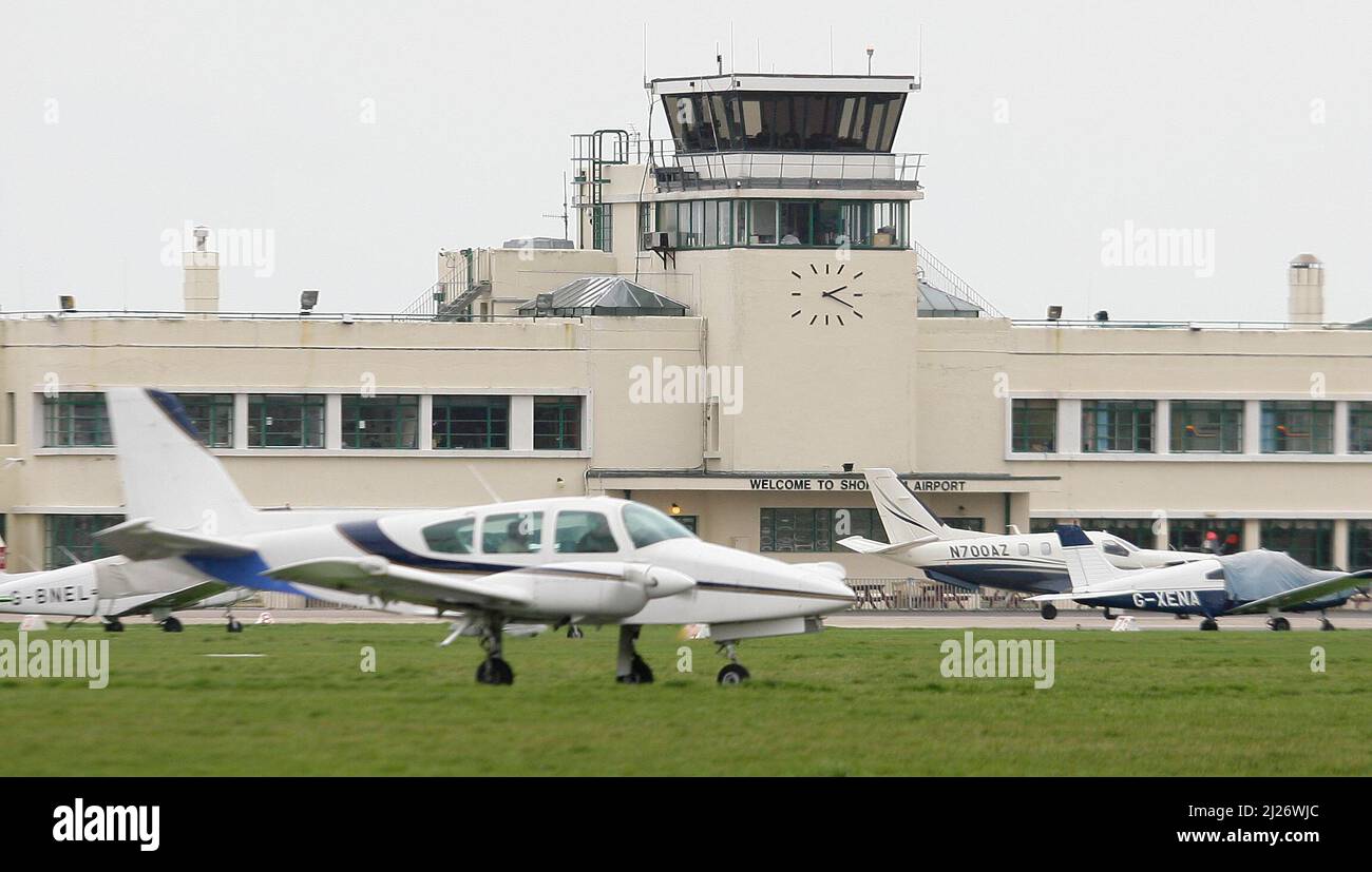 Air terminal building hi-res stock photography and images - Alamy