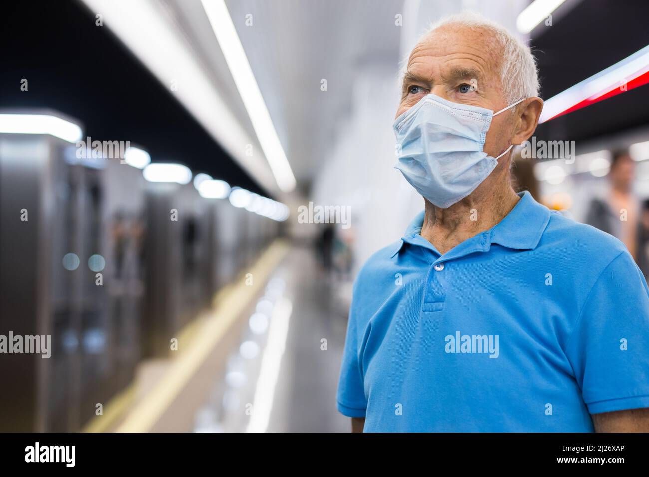 Senior man waiting hi-res stock photography and images - Alamy