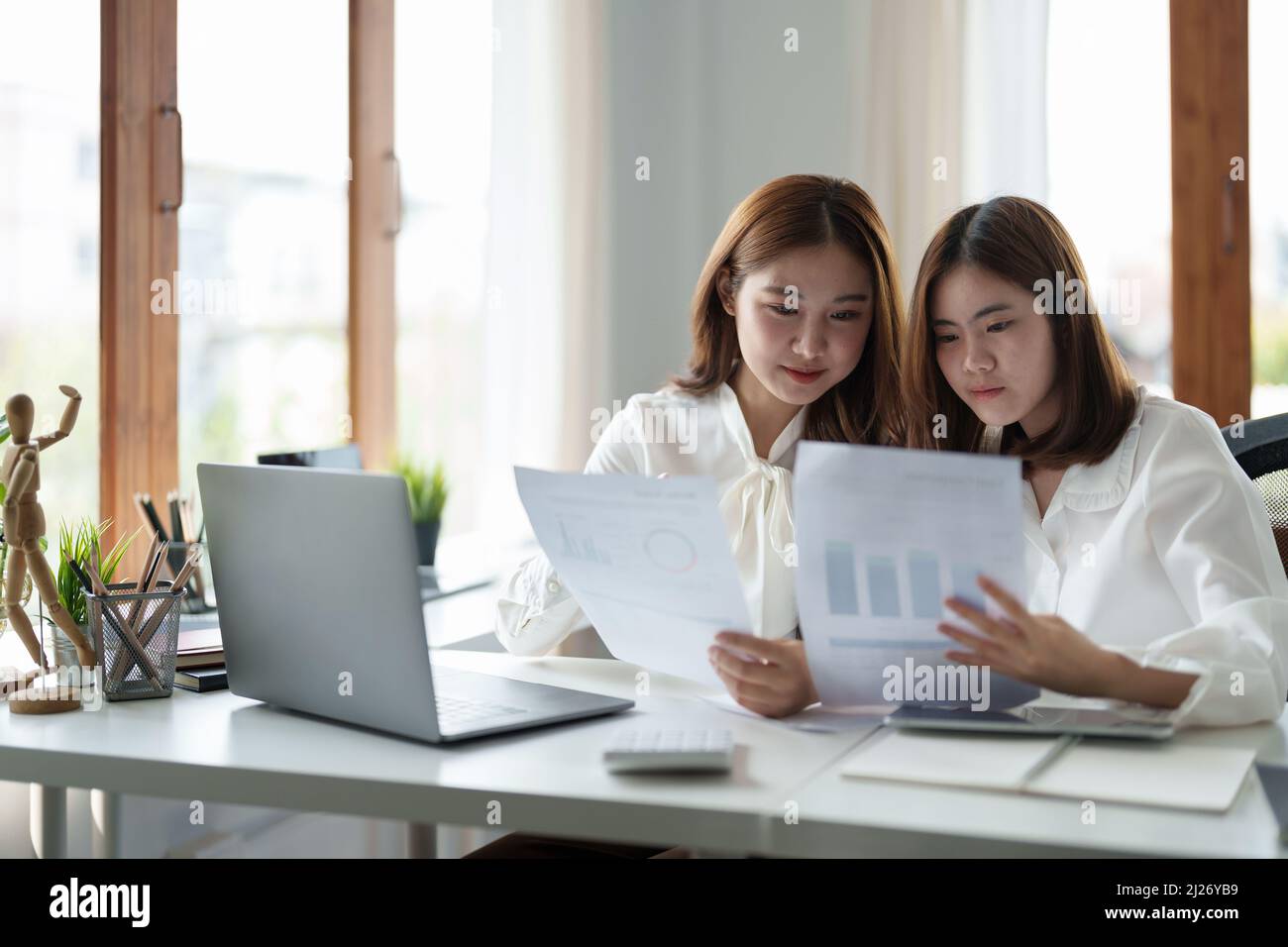 Two students discussion hi-res stock photography and images - Alamy