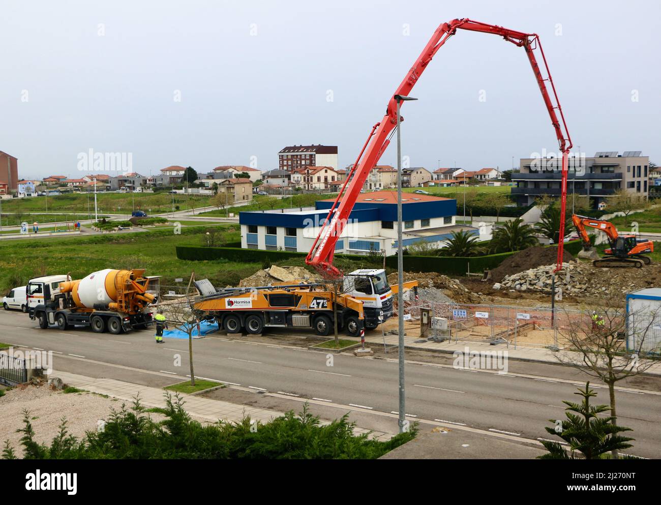 Mercedes Benz truck mounted 47.5 Putzmeister Concrete Pump being used ...