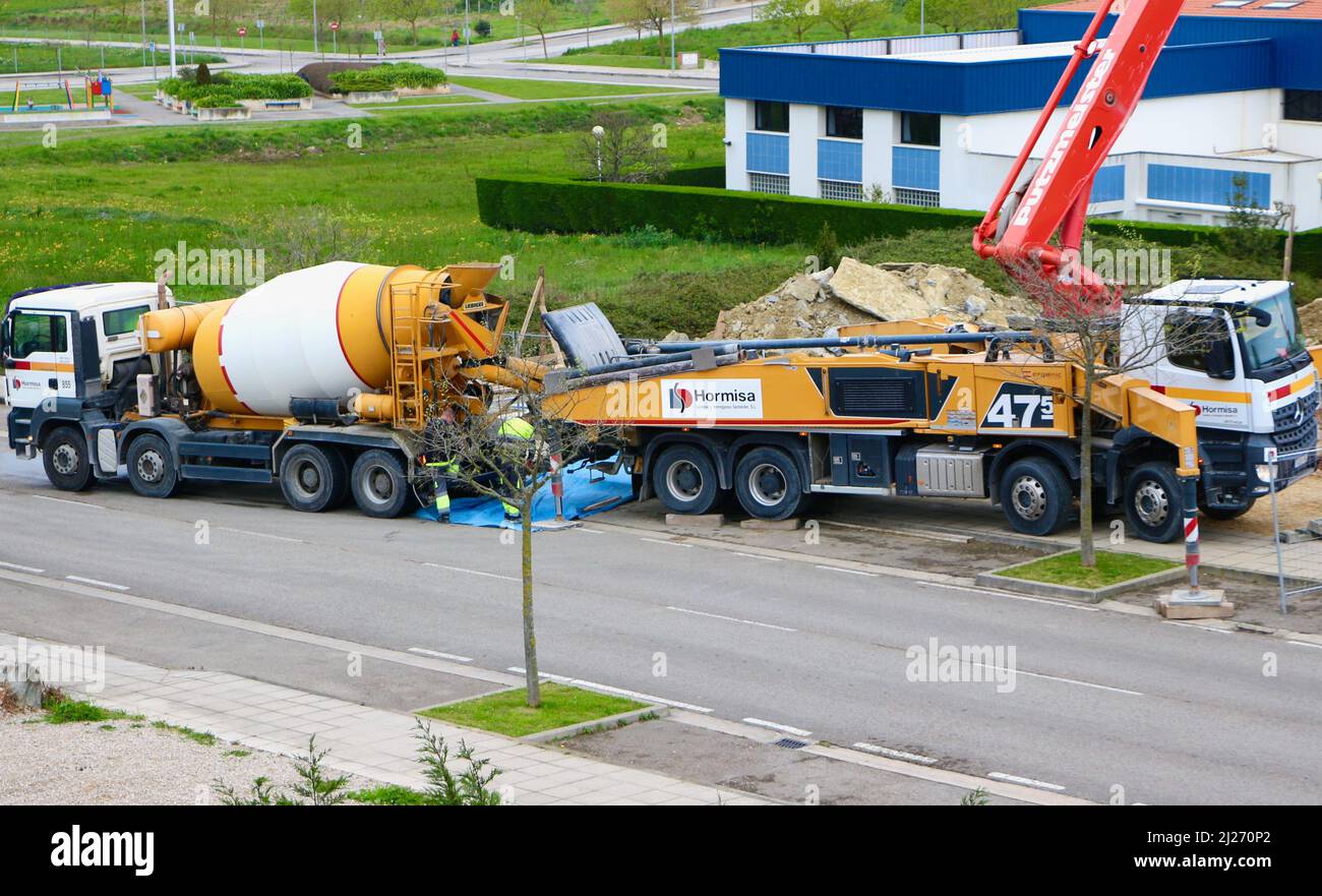 Mercedes Benz truck mounted 47.5 Putzmeister Concrete Pump being used ...