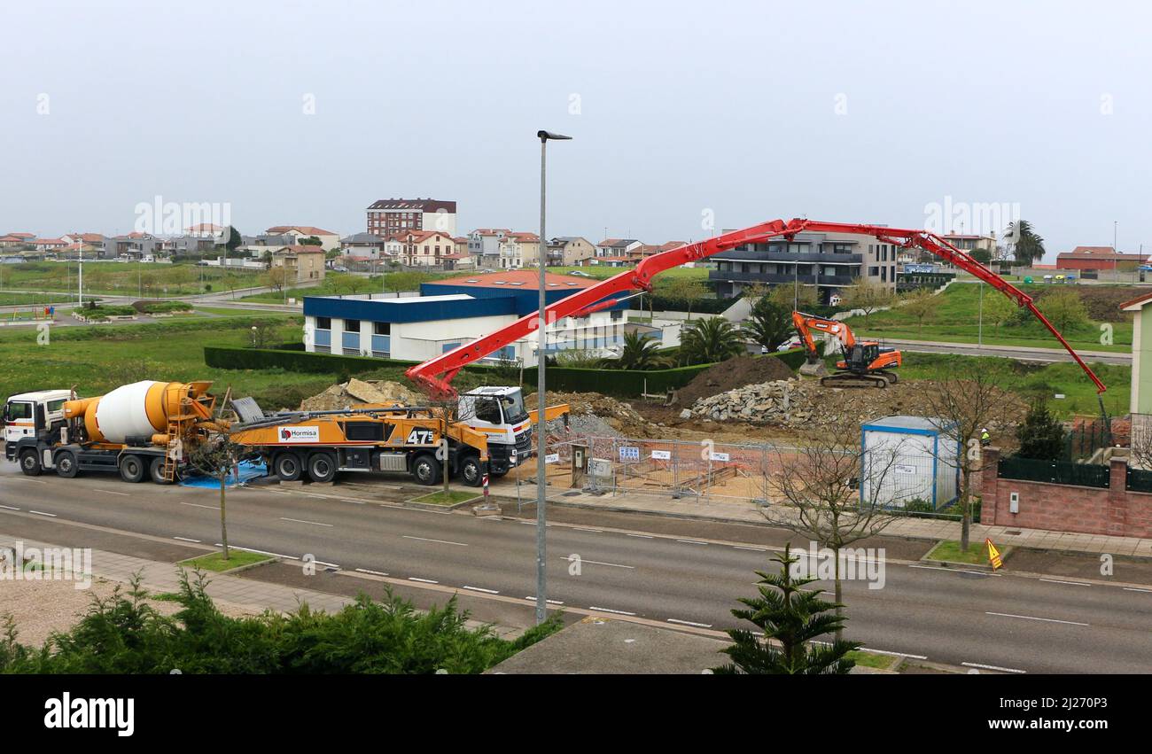 Mercedes Benz truck mounted 47.5 Putzmeister Concrete Pump being used ...
