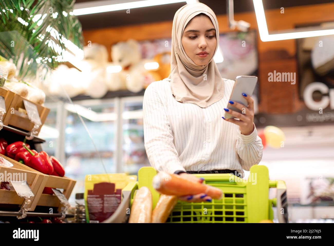 Muslim shopping hi-res stock photography and images - Alamy