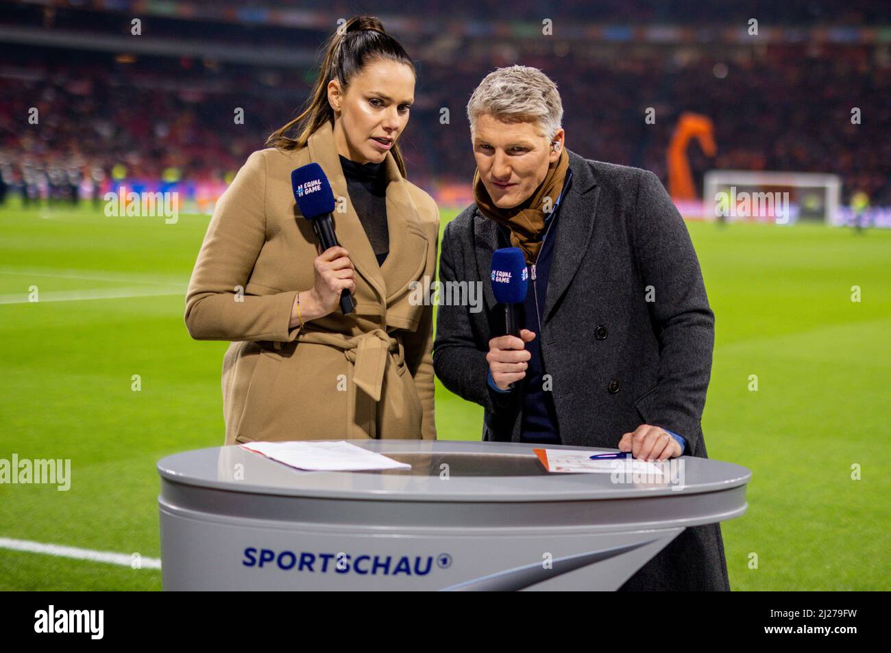ARD Moderatorin Esther Sedlaczek und ARD Experte Bastian Schweinsteiger ...