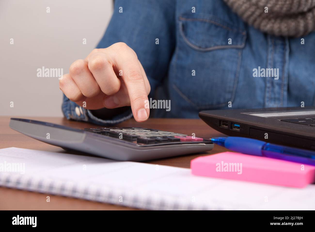 Calculating with finger numbers hi-res stock photography and images - Alamy