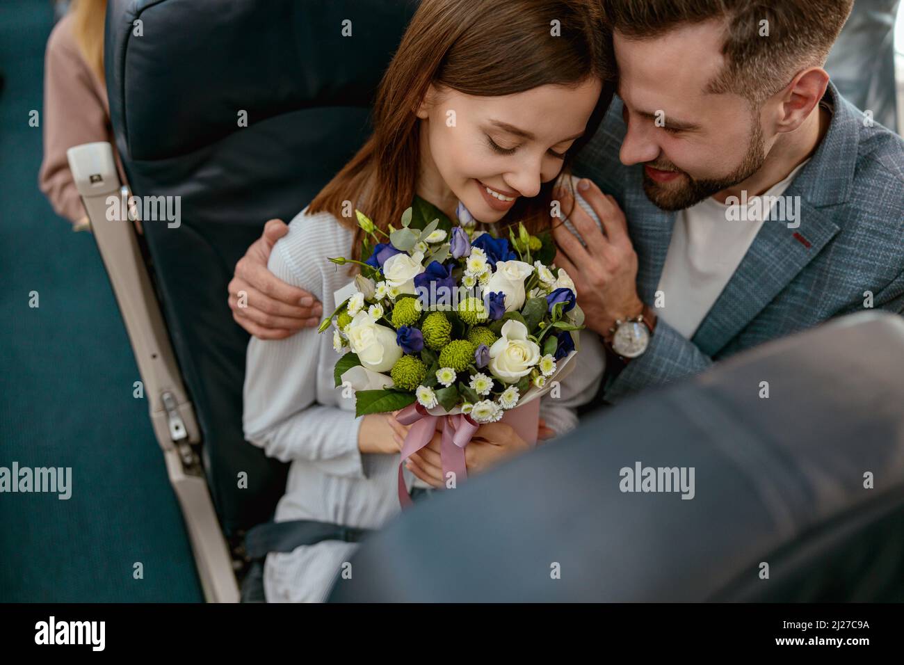 Couple hugging by airplane hi-res stock photography and images - Alamy