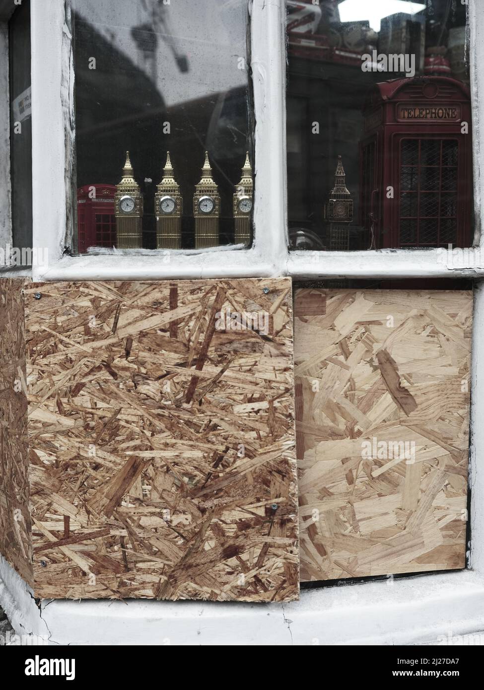 Broken shop window london hi-res stock photography and images - Alamy