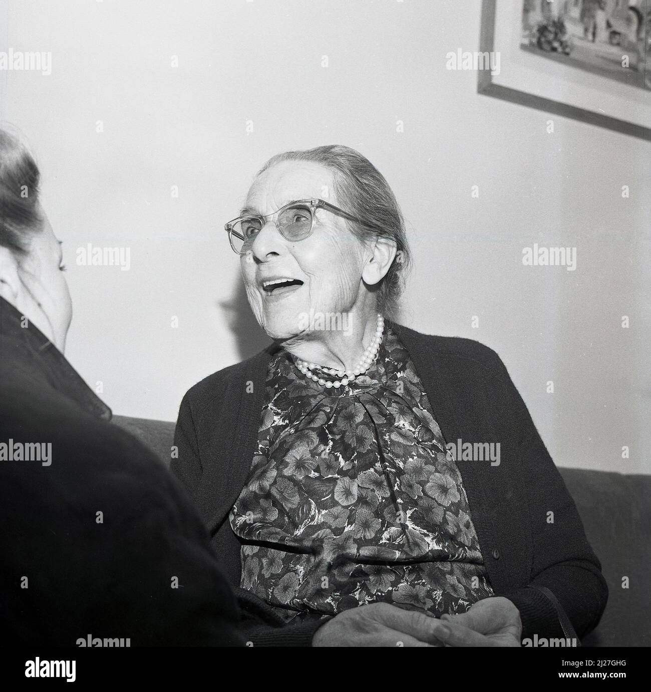 Black woman being interviewed hi-res stock photography and images - Alamy