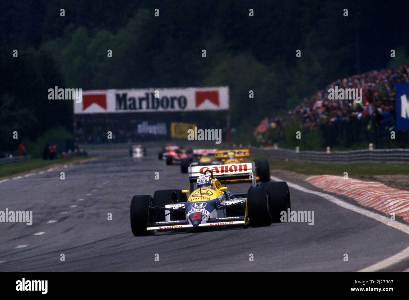 Nigel Mansell (GBR) Williams FW11B Honda lead the group at start Stock Photo - Alamy