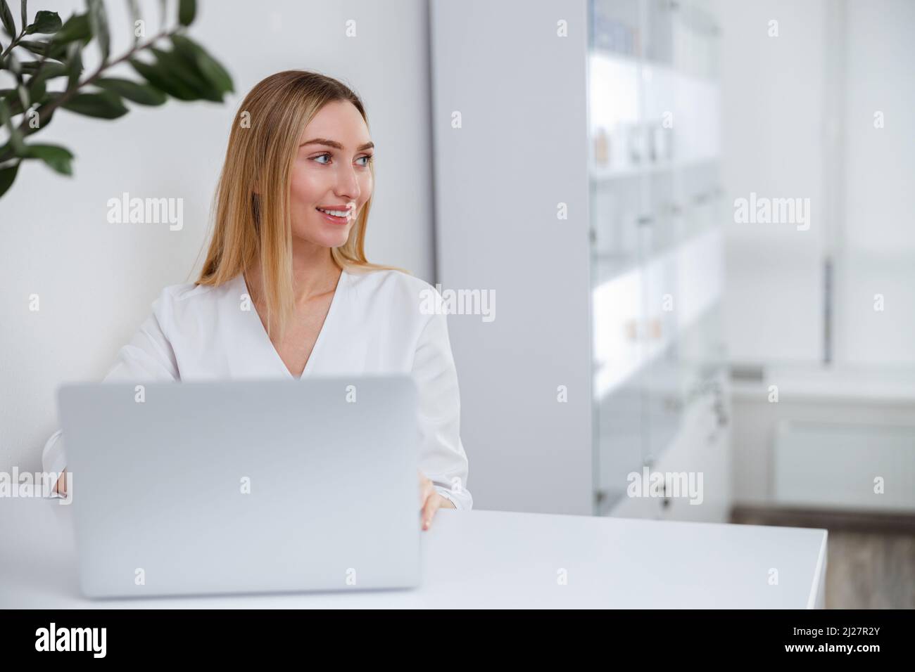 Beauty cosmetologist hi-res stock photography and images - Alamy