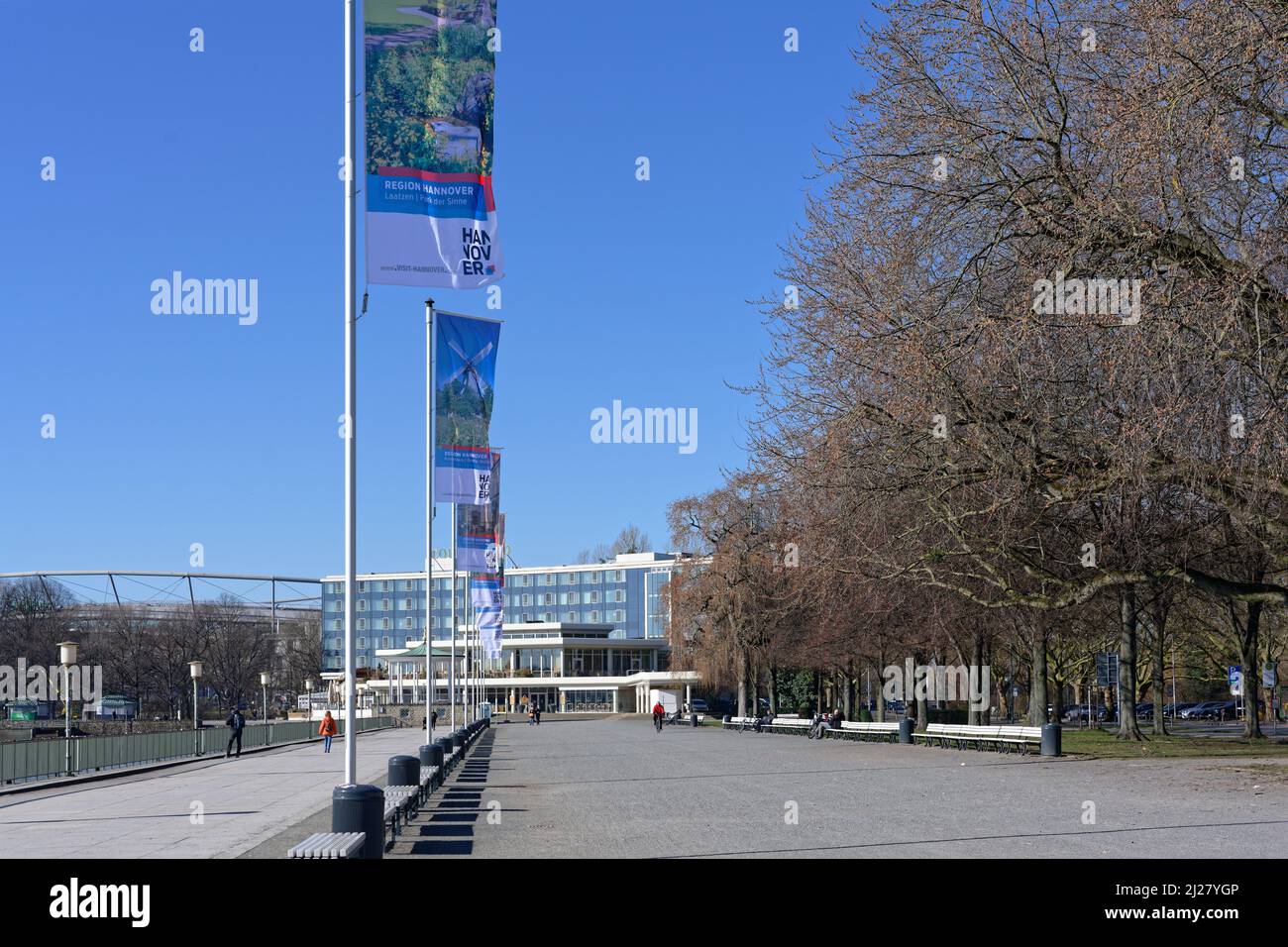 Sunny promenade on the north shore at the Lake Masch in Hanover Stock ...