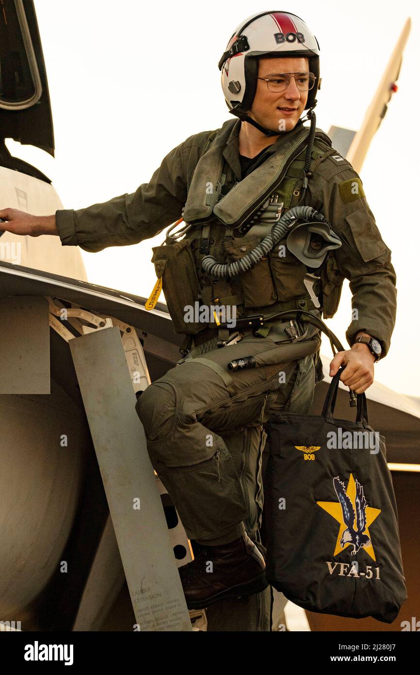 Top gun hi-res stock photography and images - Alamy