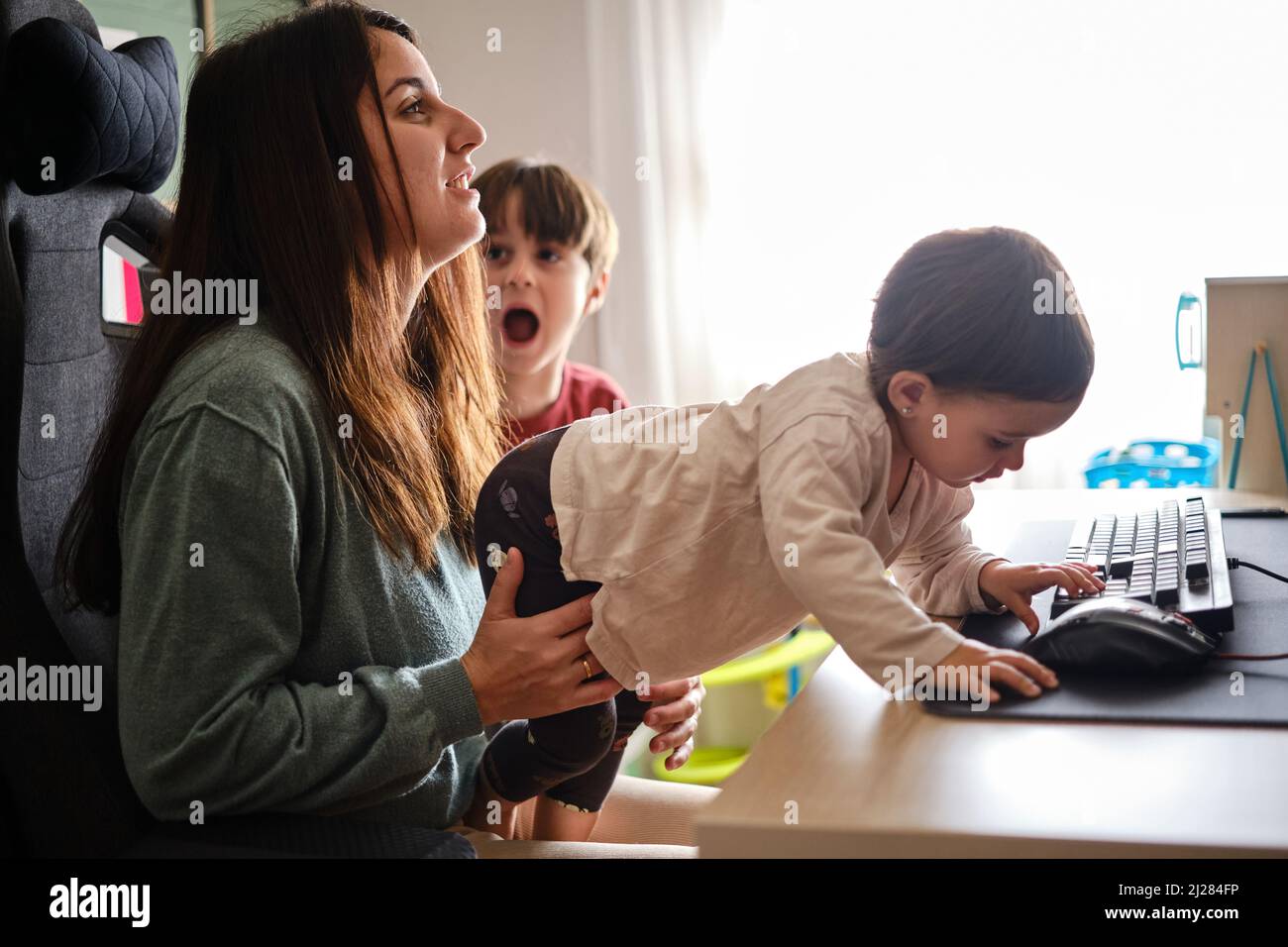 Kids working computer hi-res stock photography and images - Alamy