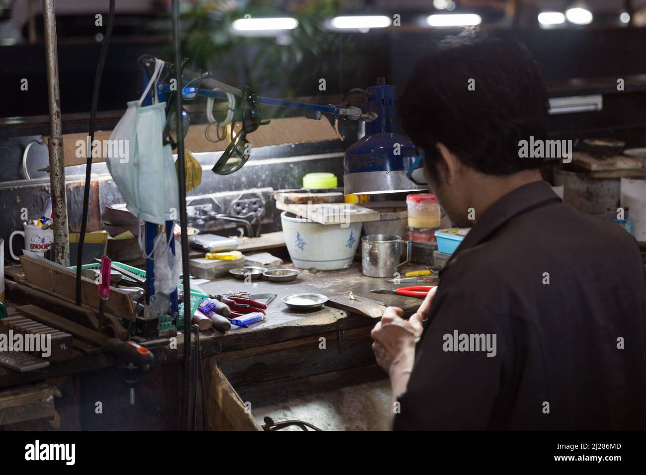 Thai Jeweler making fine Jewelry in a workshop Stock Photo - Alamy