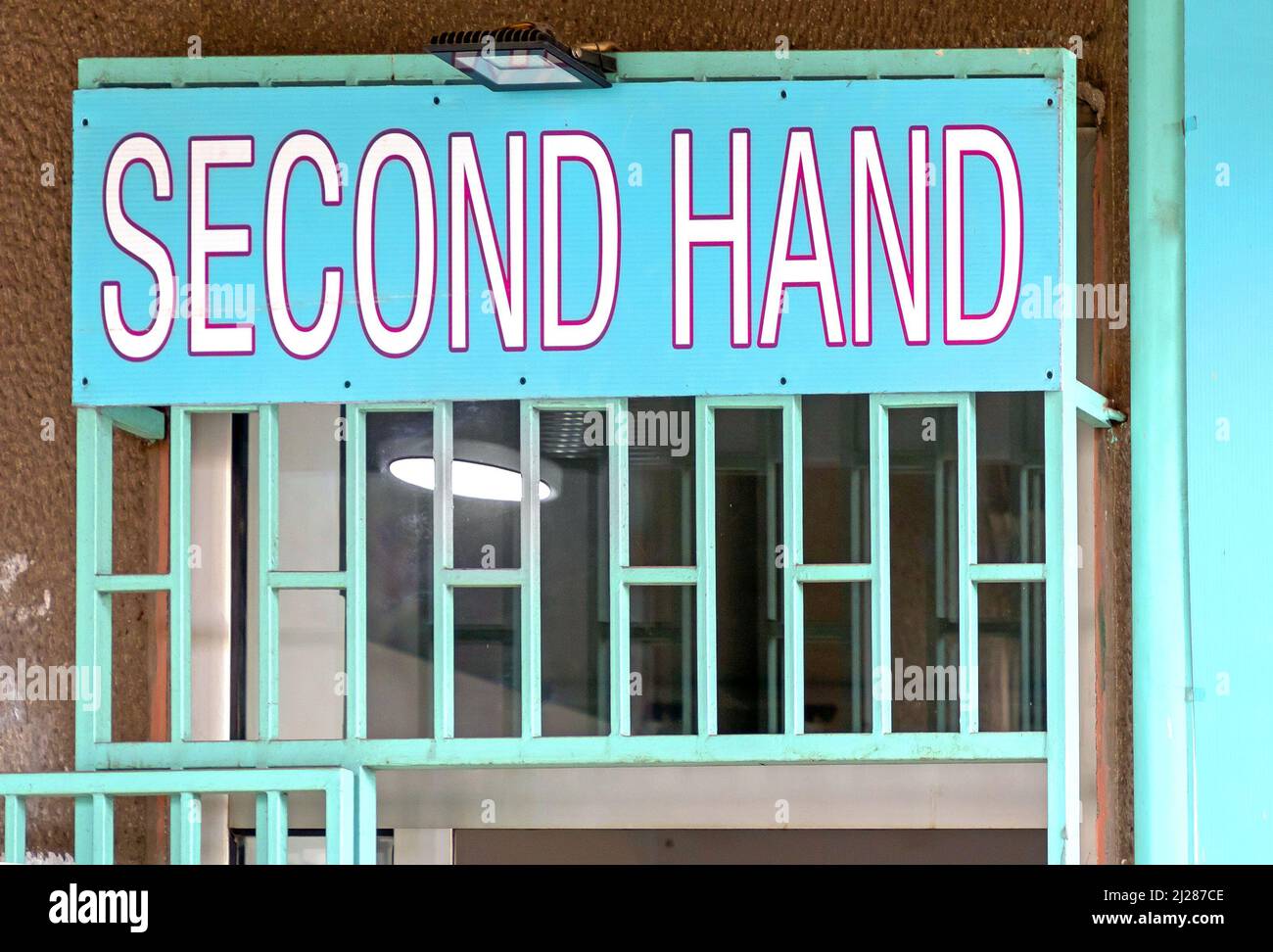 Second hand sign for shop on building facade outdoors Stock Photo - Alamy