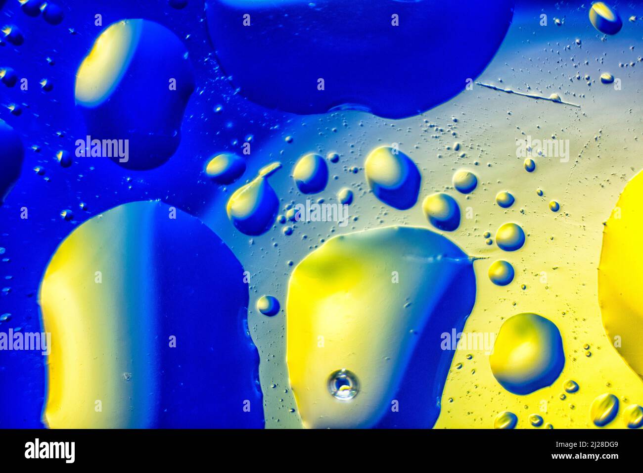 Abstract irregular water drops macro showing reflected colours Stock ...
