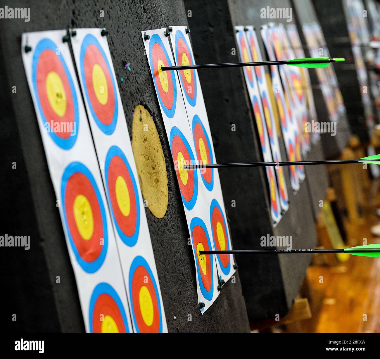 Arrows on target in hi-res stock photography and images - Alamy