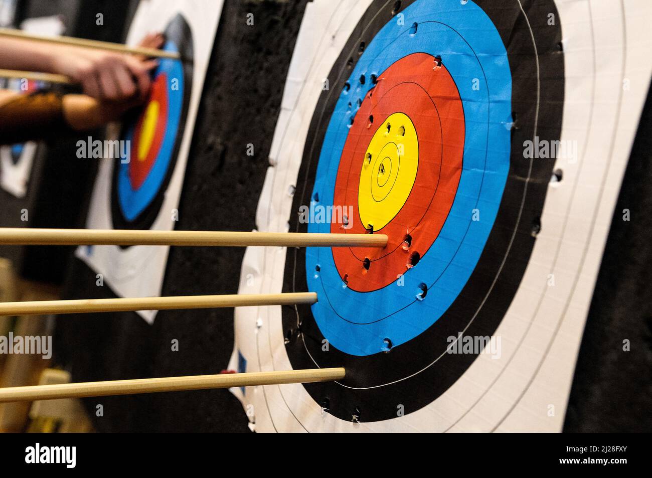 Arrows on target in hi-res stock photography and images - Alamy