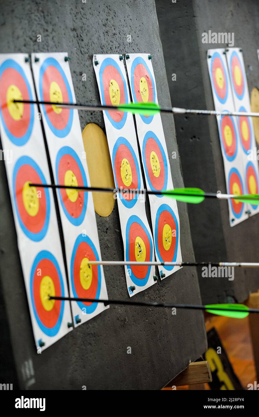 Arrows center target shot hi-res stock photography and images - Alamy