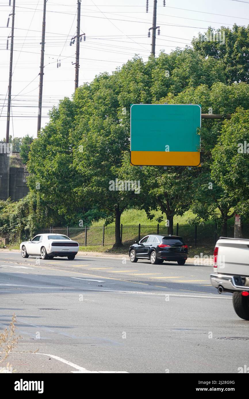 Blank green highway road signs hi-res stock photography and images - Alamy