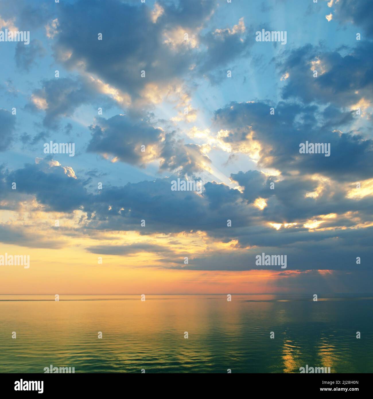 Sun rays over ocean hi-res stock photography and images - Alamy