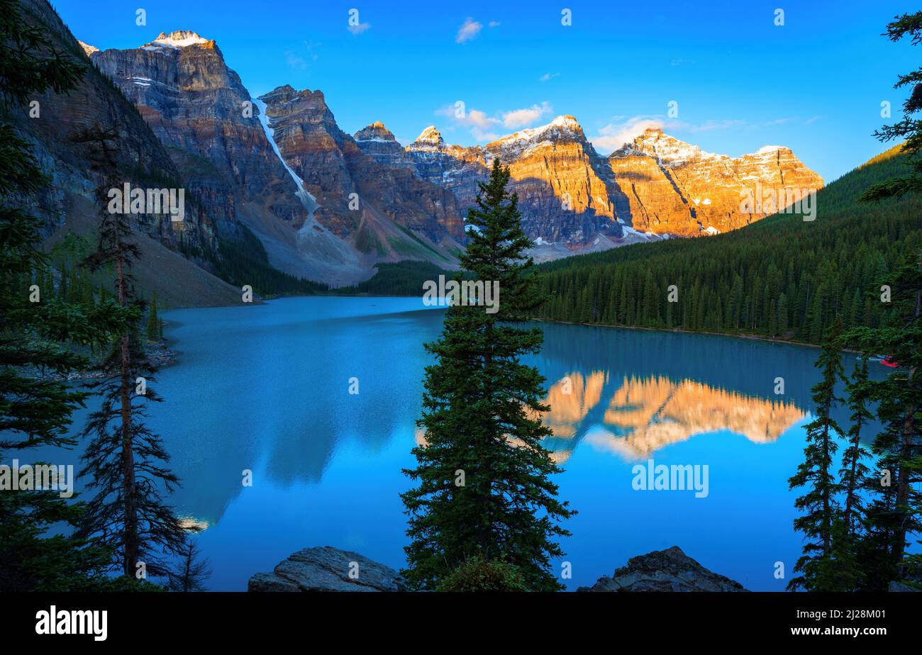Freezing August morning at Moraine Lake Stock Photo - Alamy