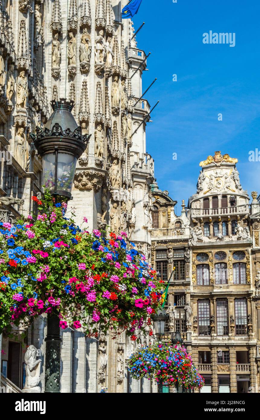 Architecture of the beautiful Grand Place, the central square of ...