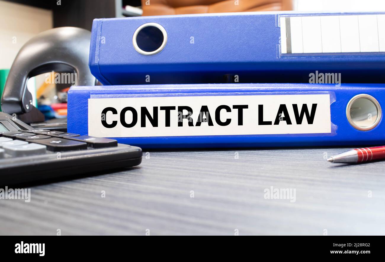 Blue folder with the label Contract Law Stock Photo - Alamy