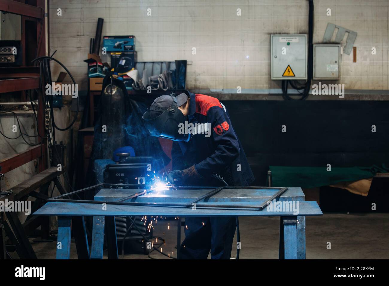 Worker welding assembly part hi-res stock photography and images - Alamy