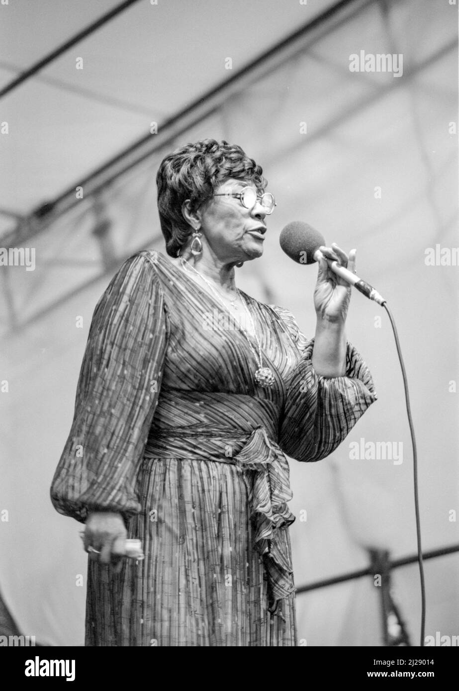 Ella fitzgerald singing hi-res stock photography and images - Alamy