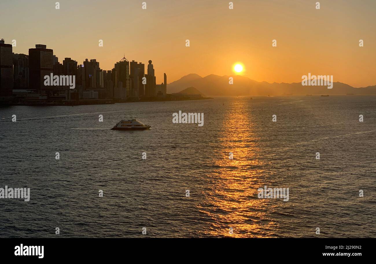 sunset skyline in victoria harbour Stock Photo - Alamy