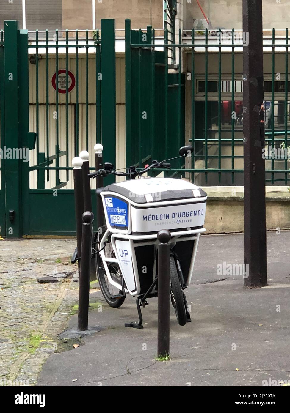 Bicycle for emergency physicians Stock Photo - Alamy