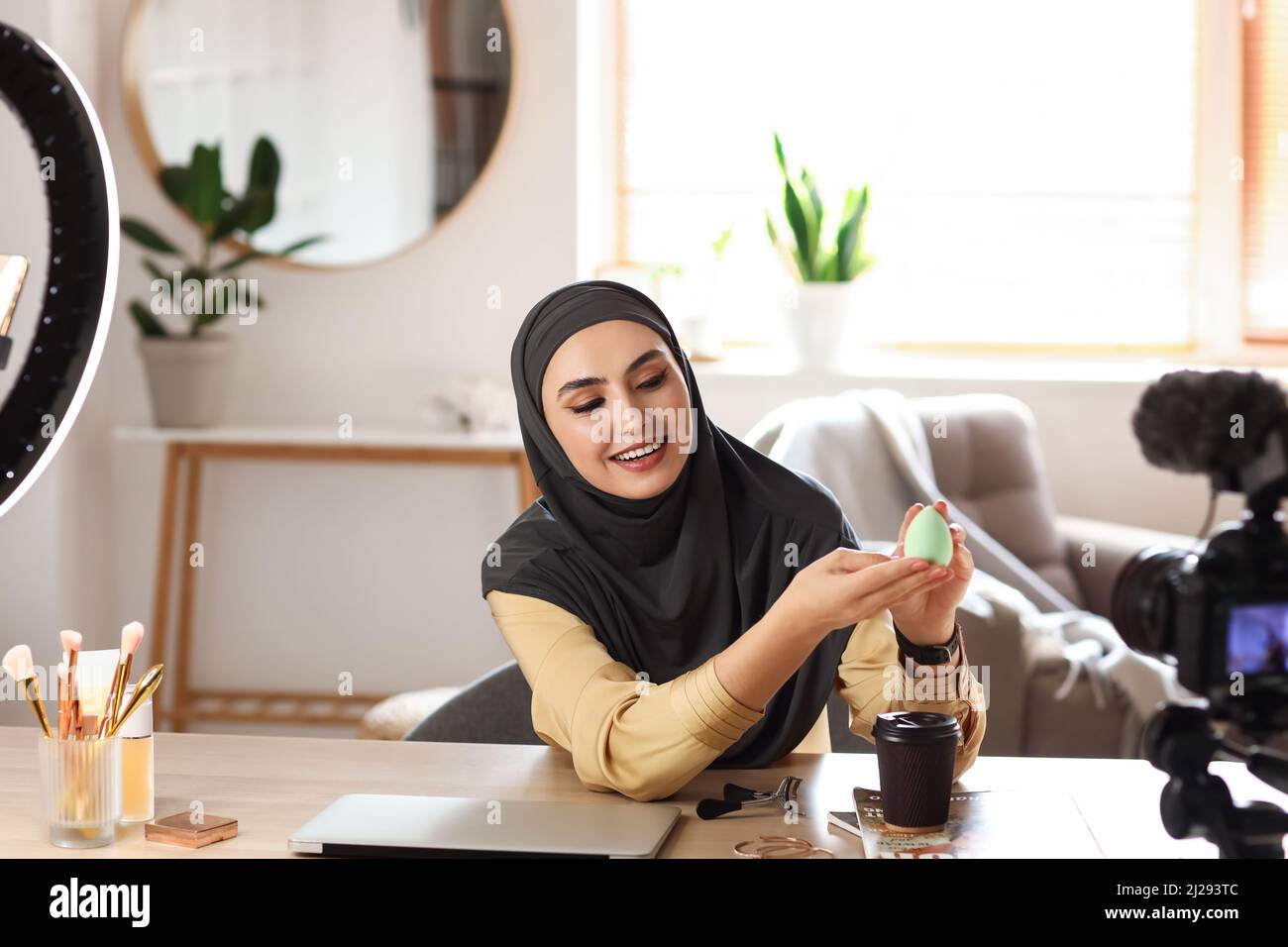 Muslim beauty blogger hi-res stock photography and images - Alamy