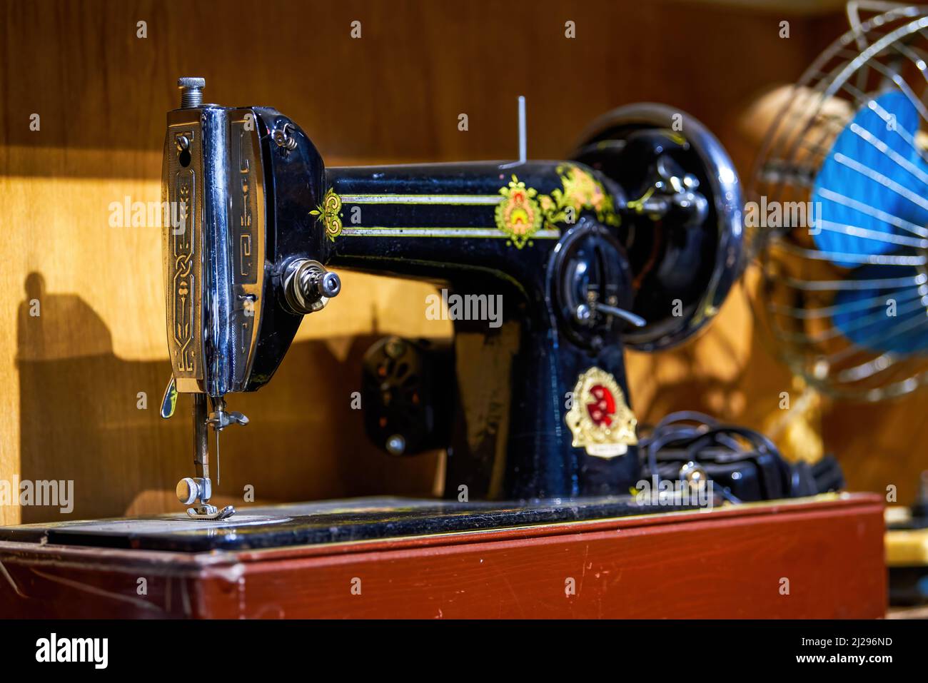 Close-up of an old and retro traditional sewing machine Stock Photo - Alamy