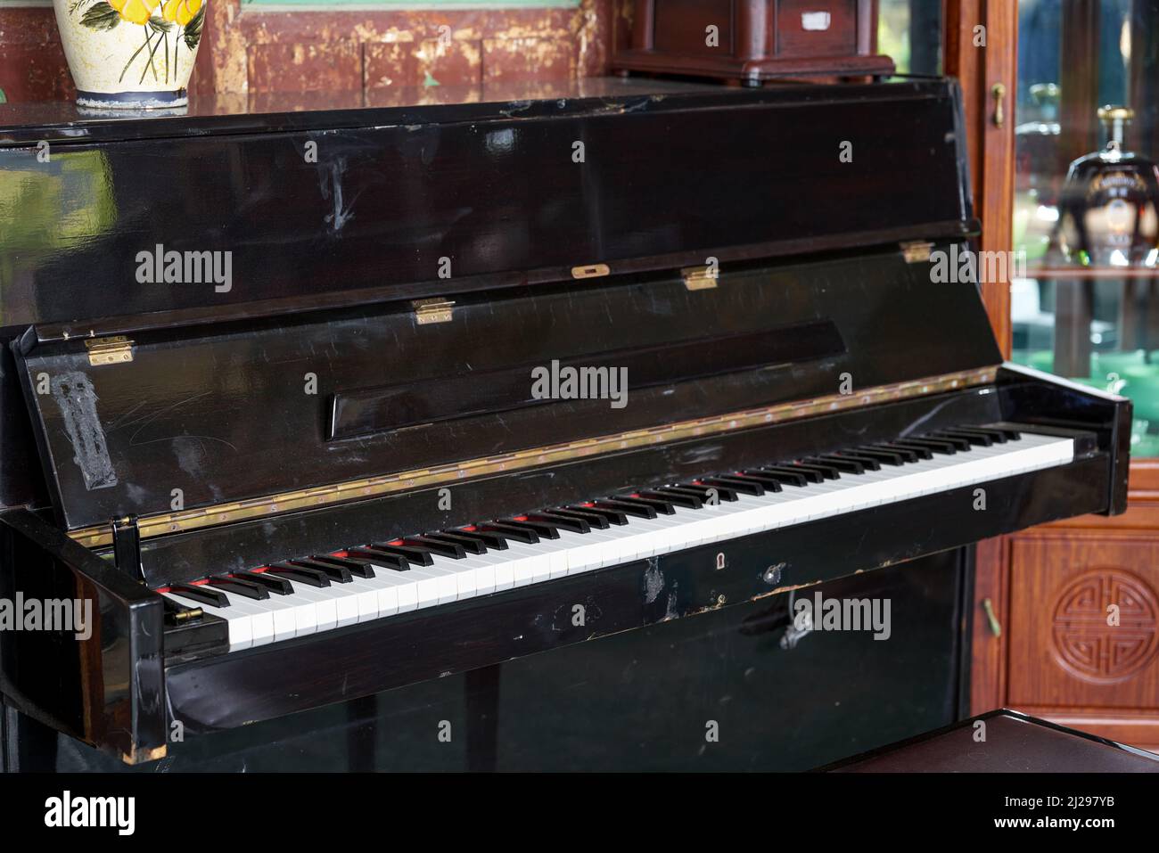 Rusted piano hi-res stock photography and images - Alamy