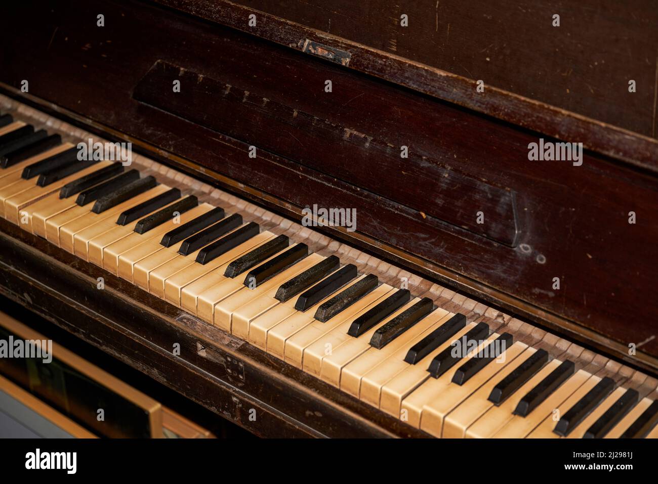Damaged piano keys hi-res stock photography and images - Alamy
