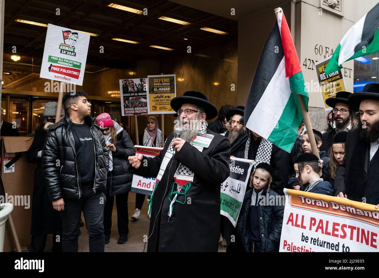 New York, USA. 30th Mar, 2022. Rabbi Weiss speaks at Pro Palestinian ...