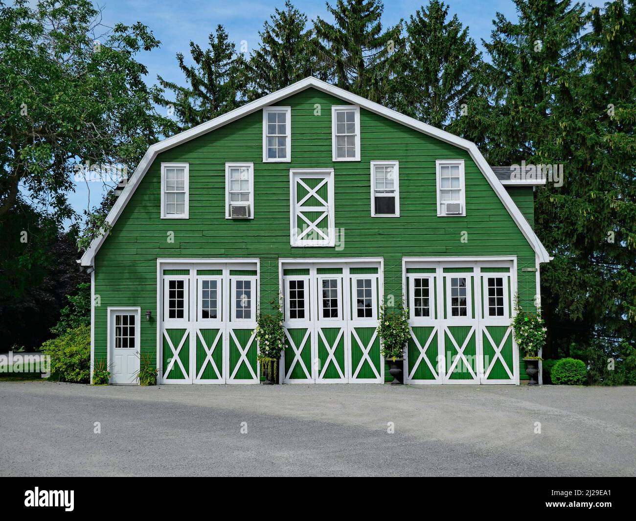 Green barn door hi-res stock photography and images - Alamy