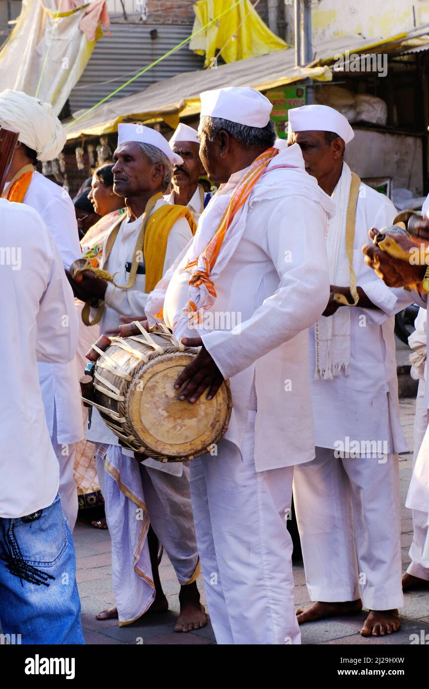 Procession of varkari hindu men hi-res stock photography and images - Alamy