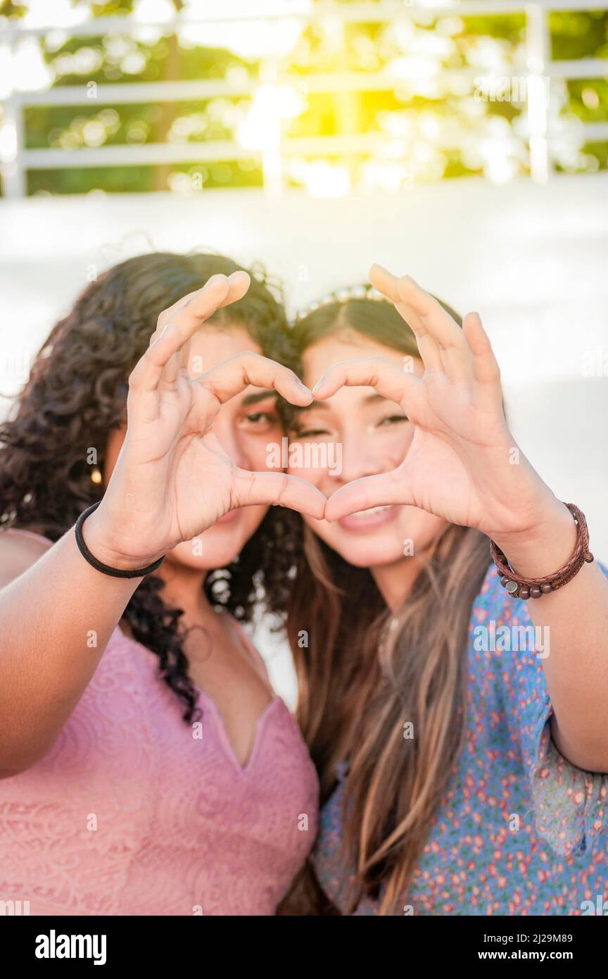 Sign language girls hi-res stock photography and images - Alamy