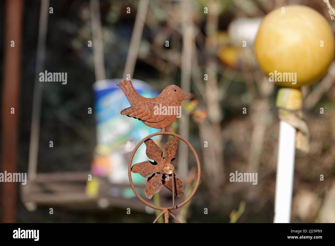 Rusty garden bird ornament hi-res stock photography and images - Alamy